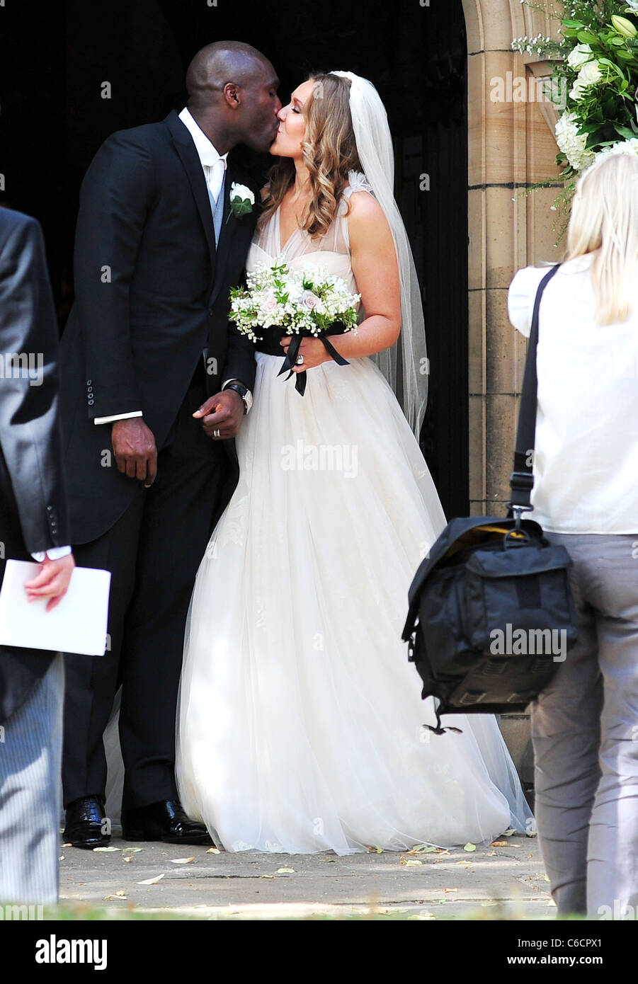 Fiona Barratt Wedding Sol Campbell Stock Photos & Fiona Barratt Wedding ...