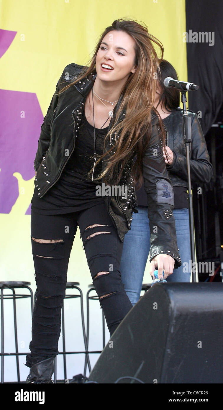 Jodie Albert performs with her band Wonderland, live at the Midlands ...