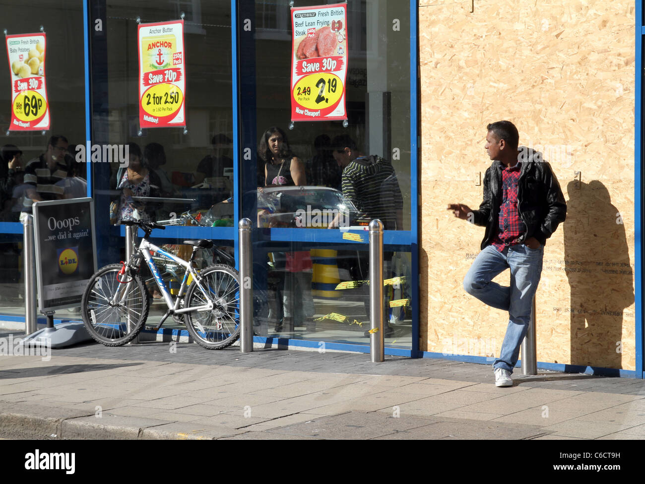 Damage to Lidl supermarket after riots and looting in Croydon, London ...