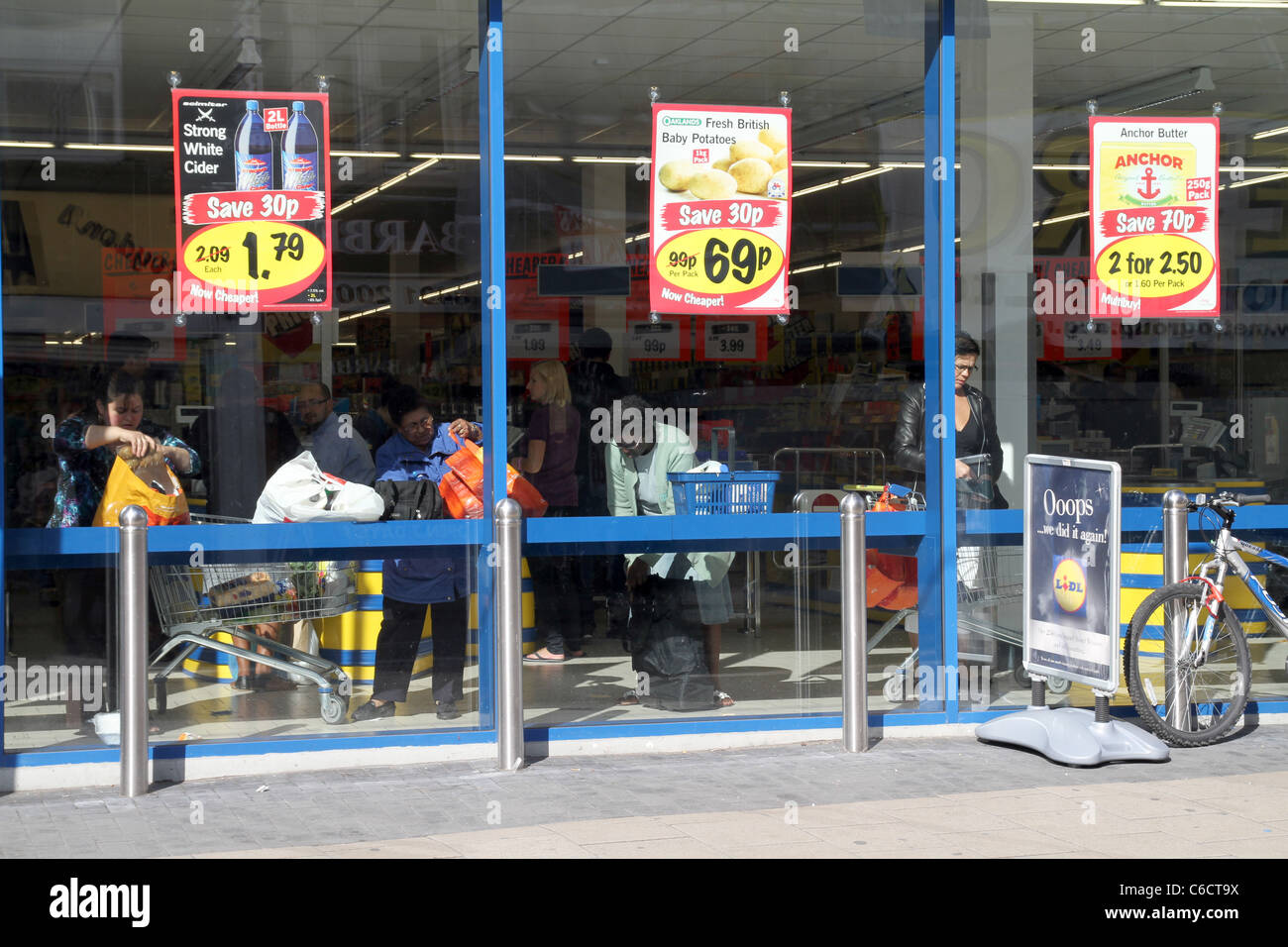 Shoppers at Lidl supermarket damaged after riots and looting in Croydon ...
