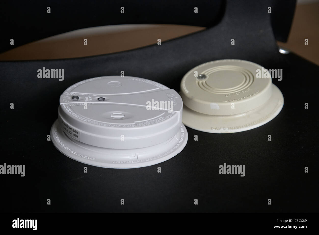 Replace battery smoke alarm hi-res stock photography and images - Alamy