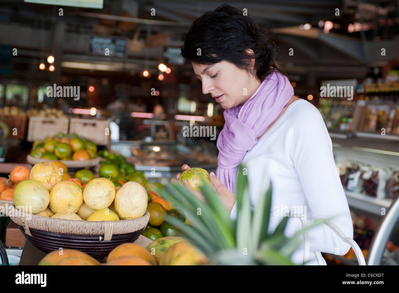 Hispanic woman shopping for fruit Stock Photo - Alamy