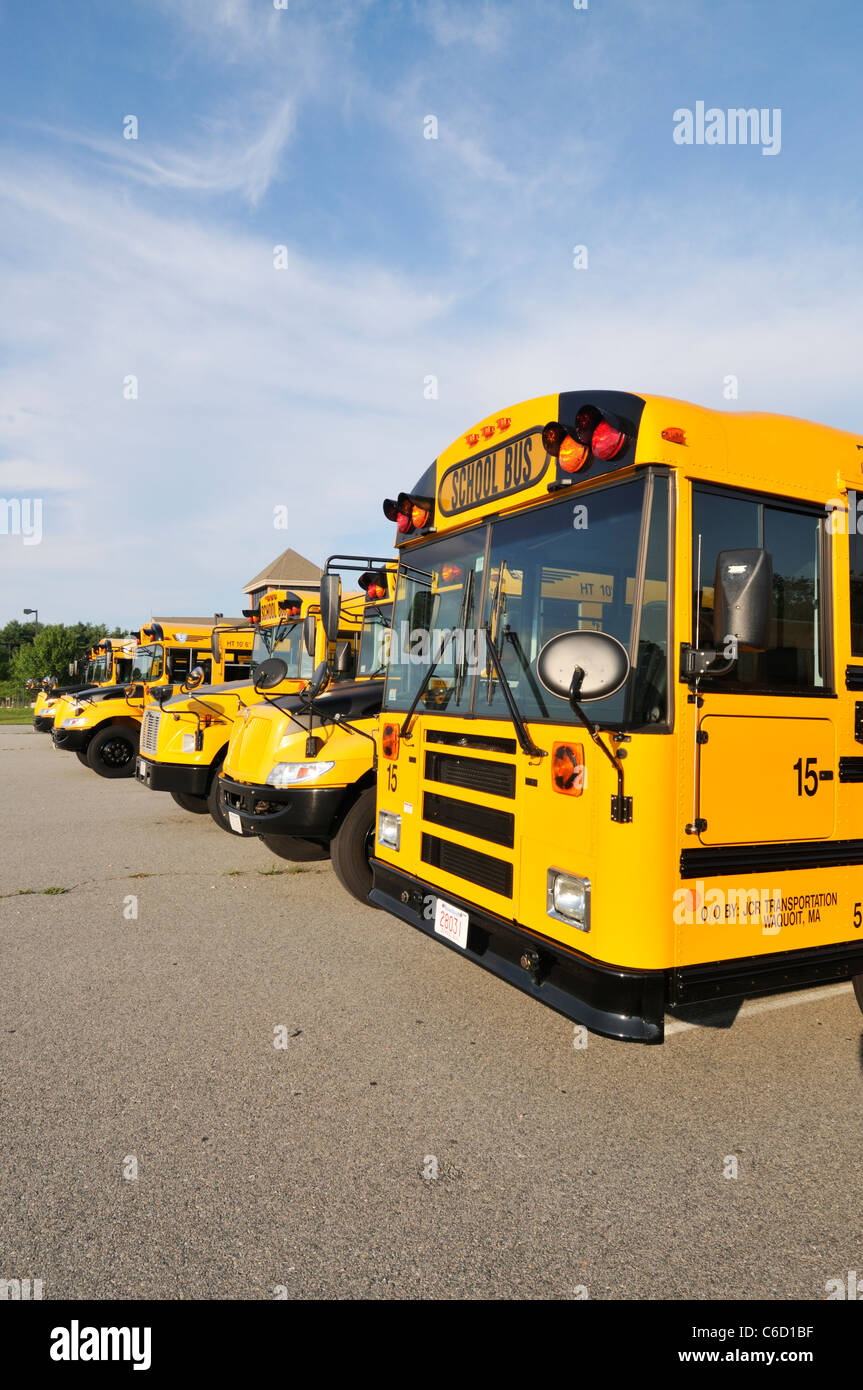 Yellow buses bus hi-res stock photography and images - Alamy