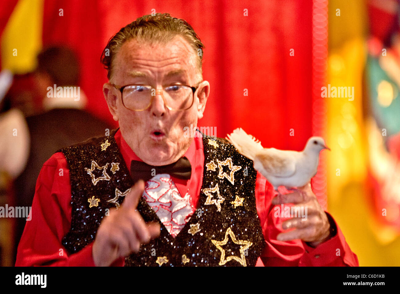 Disappearing act magician hi-res stock photography and images - Alamy
