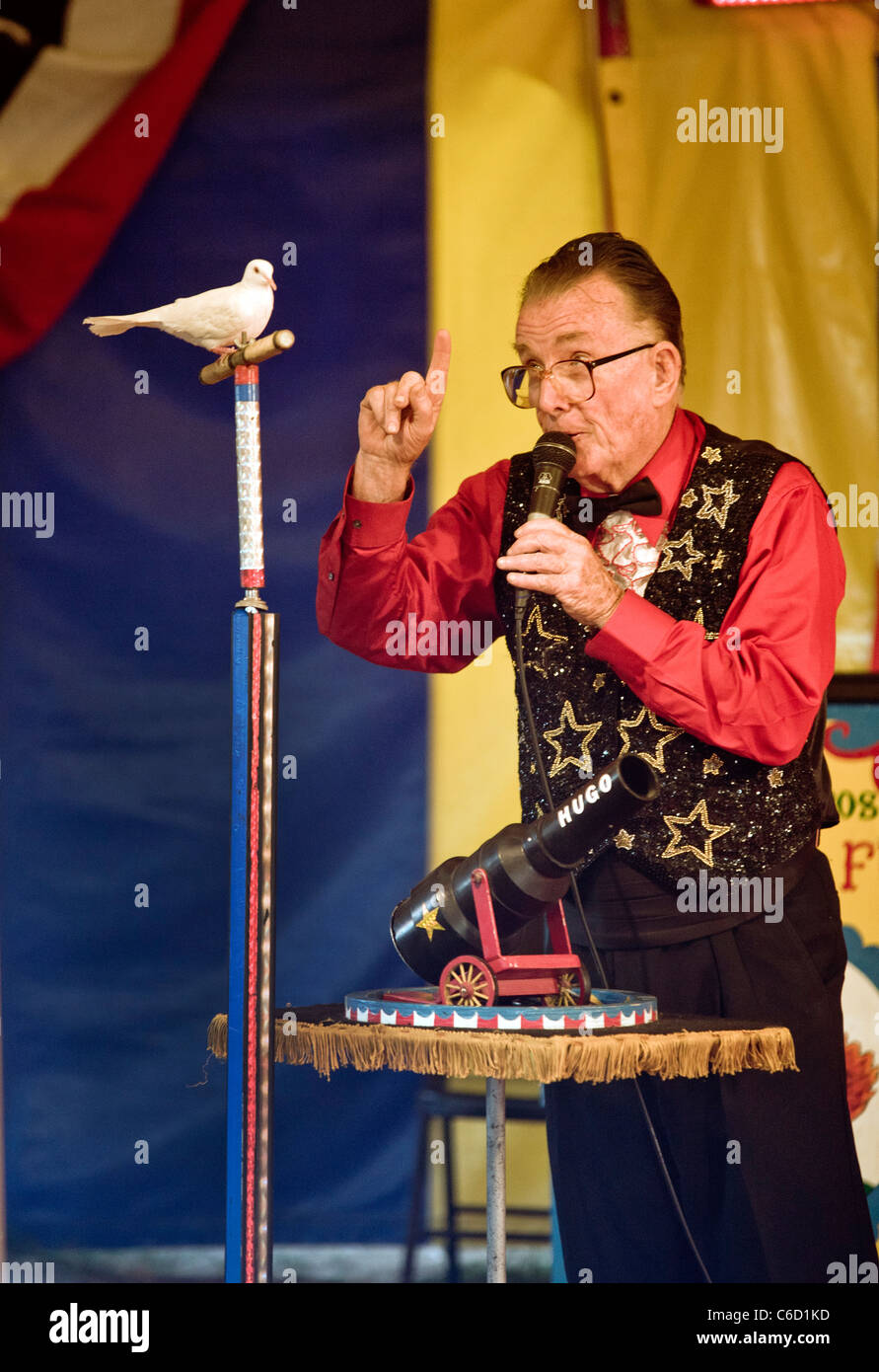 Disappearing act magician hi-res stock photography and images - Alamy