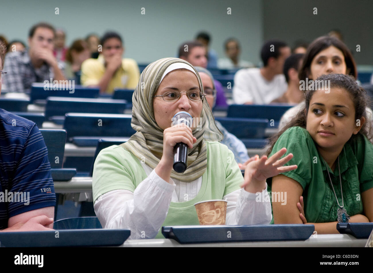 University uni female muslim hi-res stock photography and images - Alamy