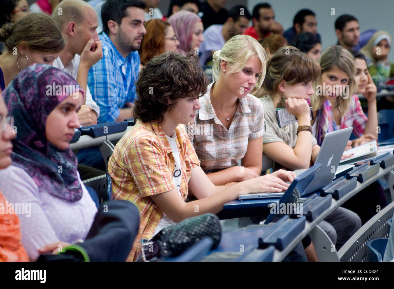 University uni female muslim hi-res stock photography and images - Alamy