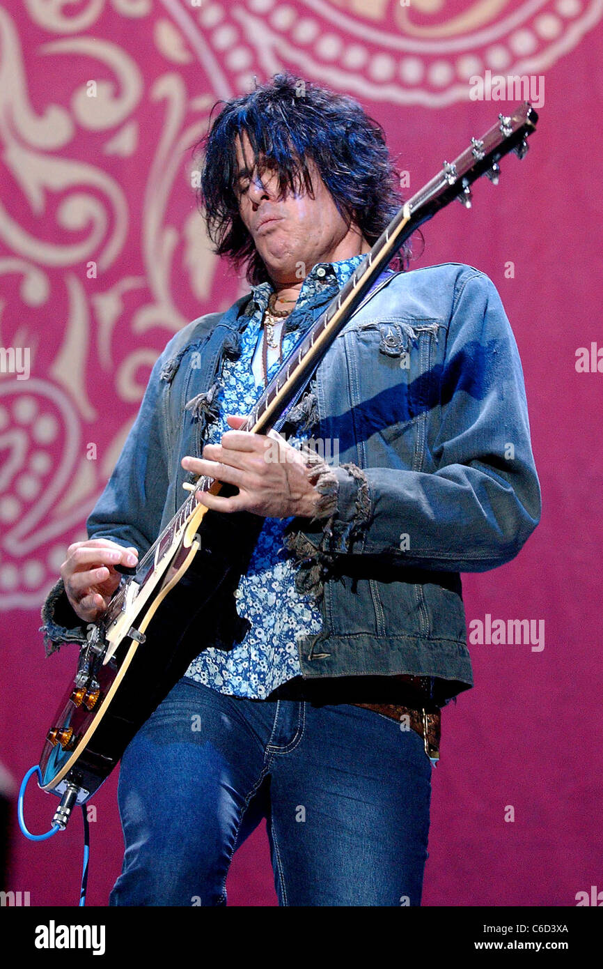 Dean DeLeo Stone Temple Pilots performing live in concert supporting ...