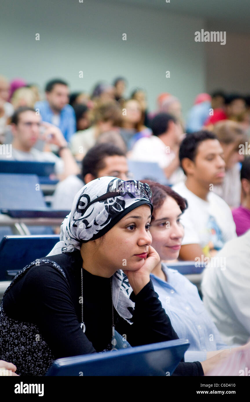 University uni female muslim hi-res stock photography and images - Alamy