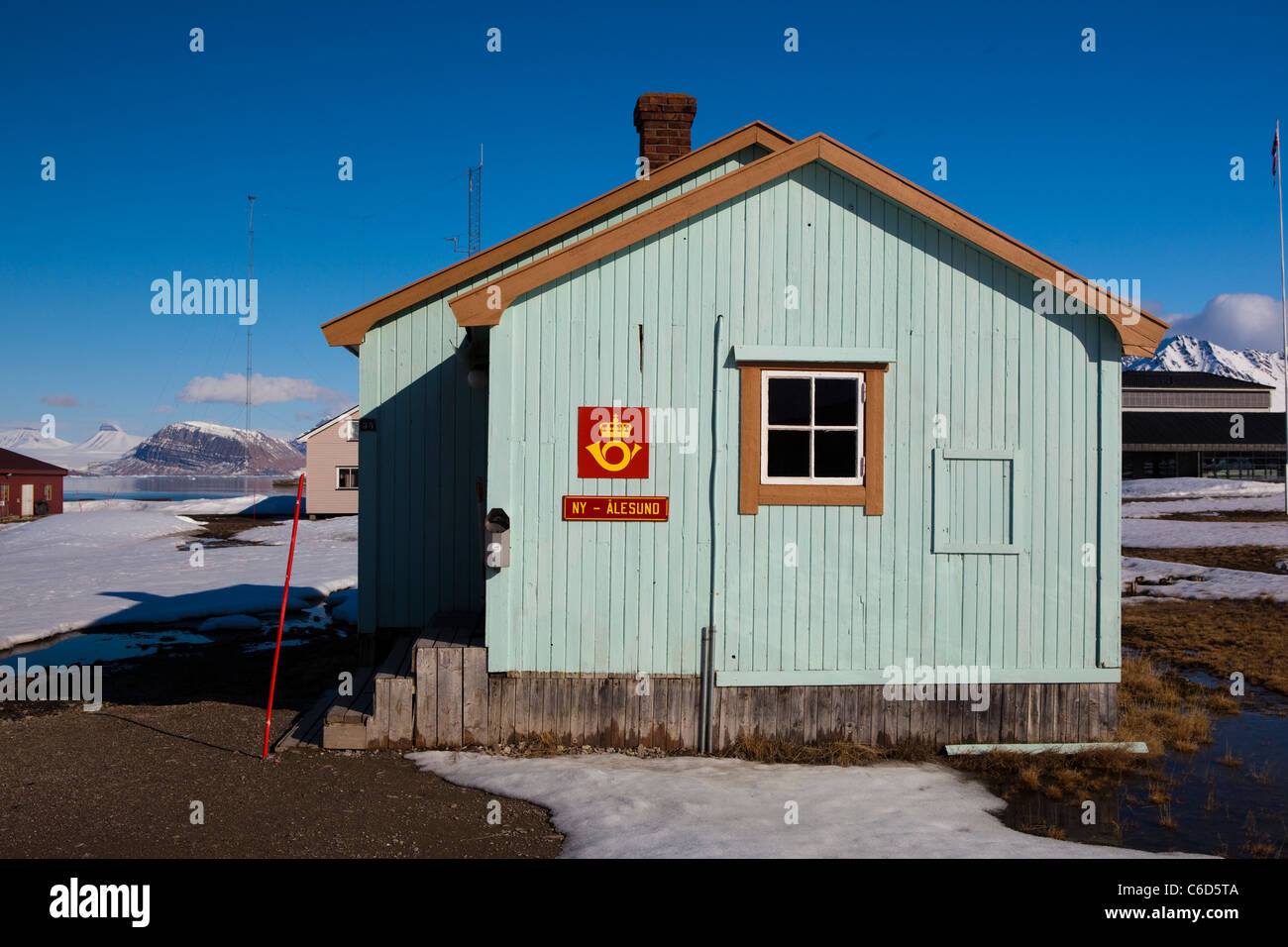 The world's most northerly post office, at the scientific research base ...