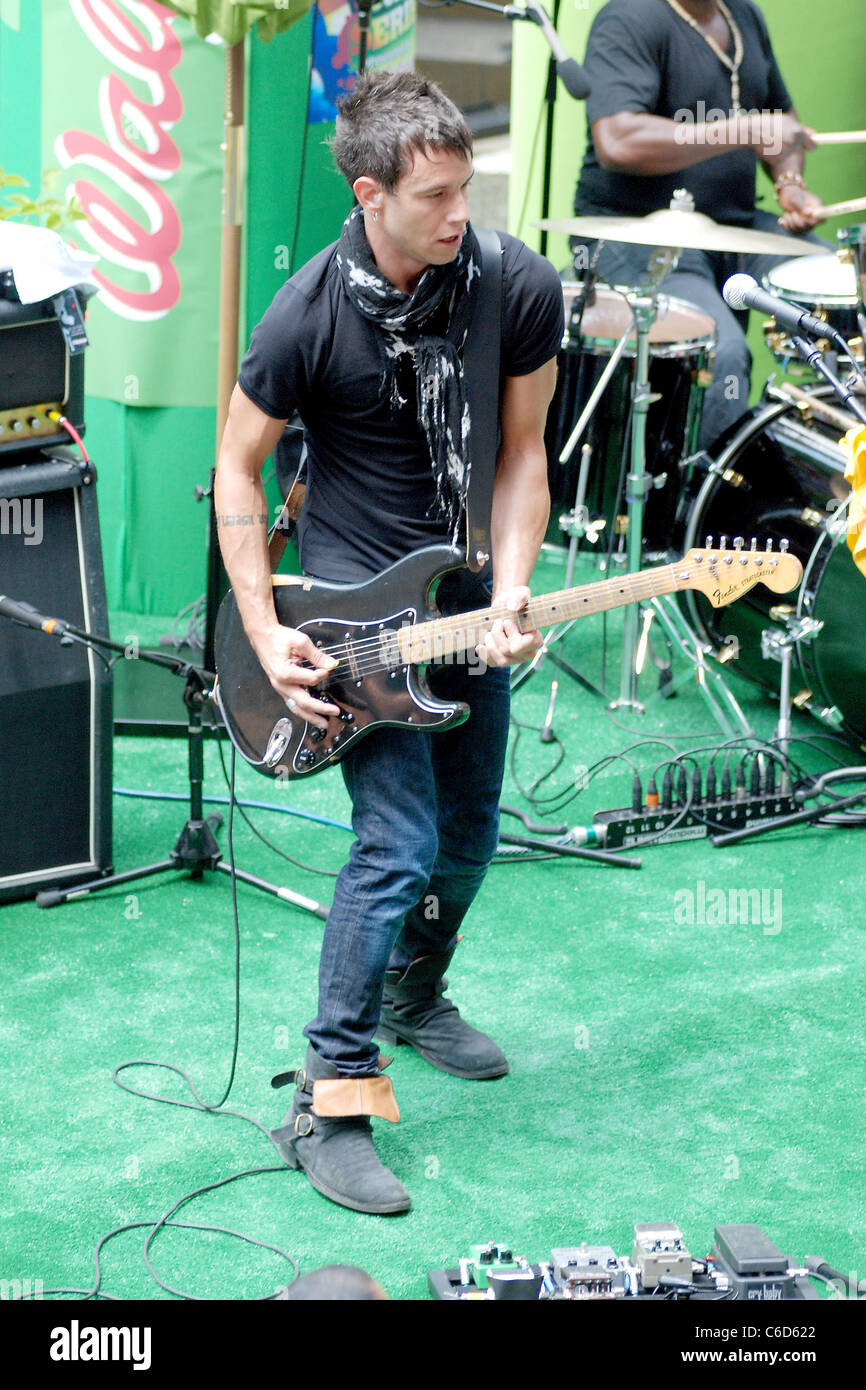 Michael franti and spearhead hi-res stock photography and images - Alamy