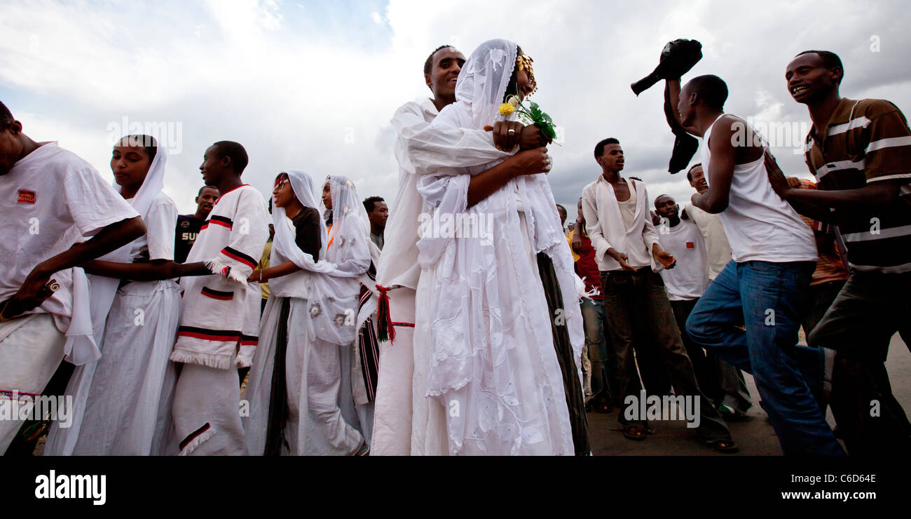 Traditional Oromo wedding celebrations taking place on the road to ...