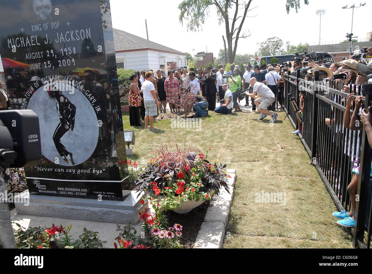 Atmosphere Gary hosts memorial and official unveiling of the Michael ...