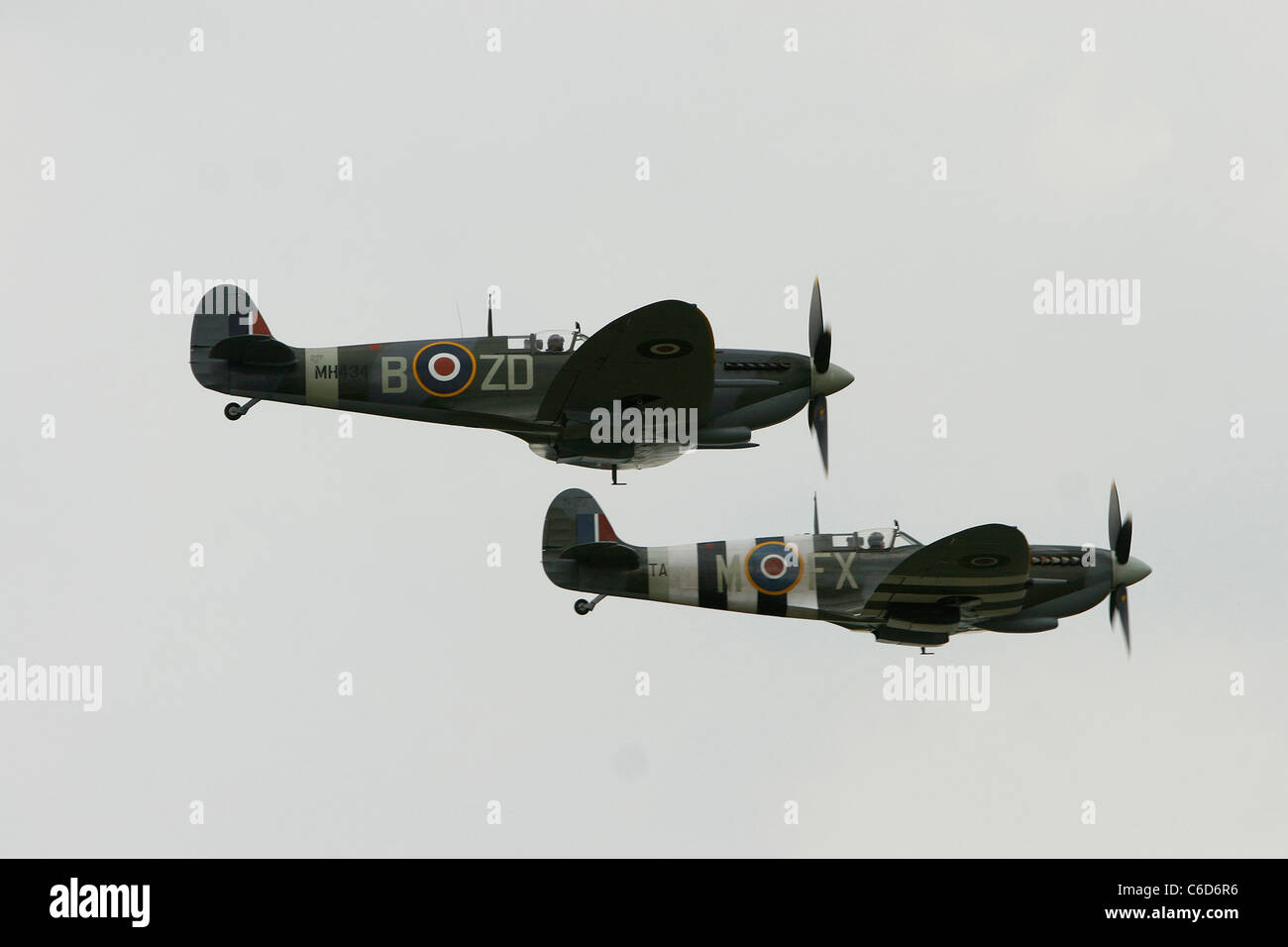 Two spitfires in formation hi-res stock photography and images - Alamy