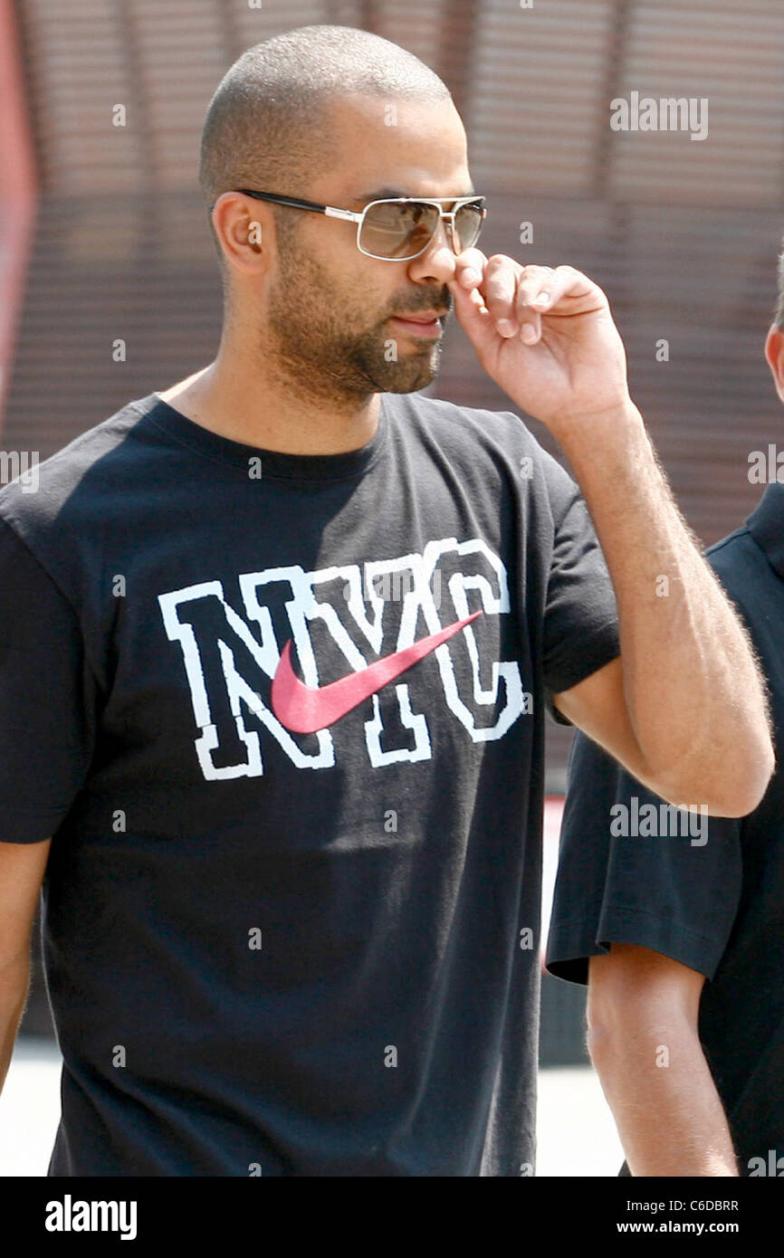 Tony Parker shopping and sightseeing with his brother and friends ...