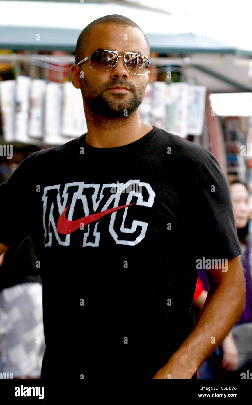 Tony Parker shopping and sightseeing with his brother and friends ...