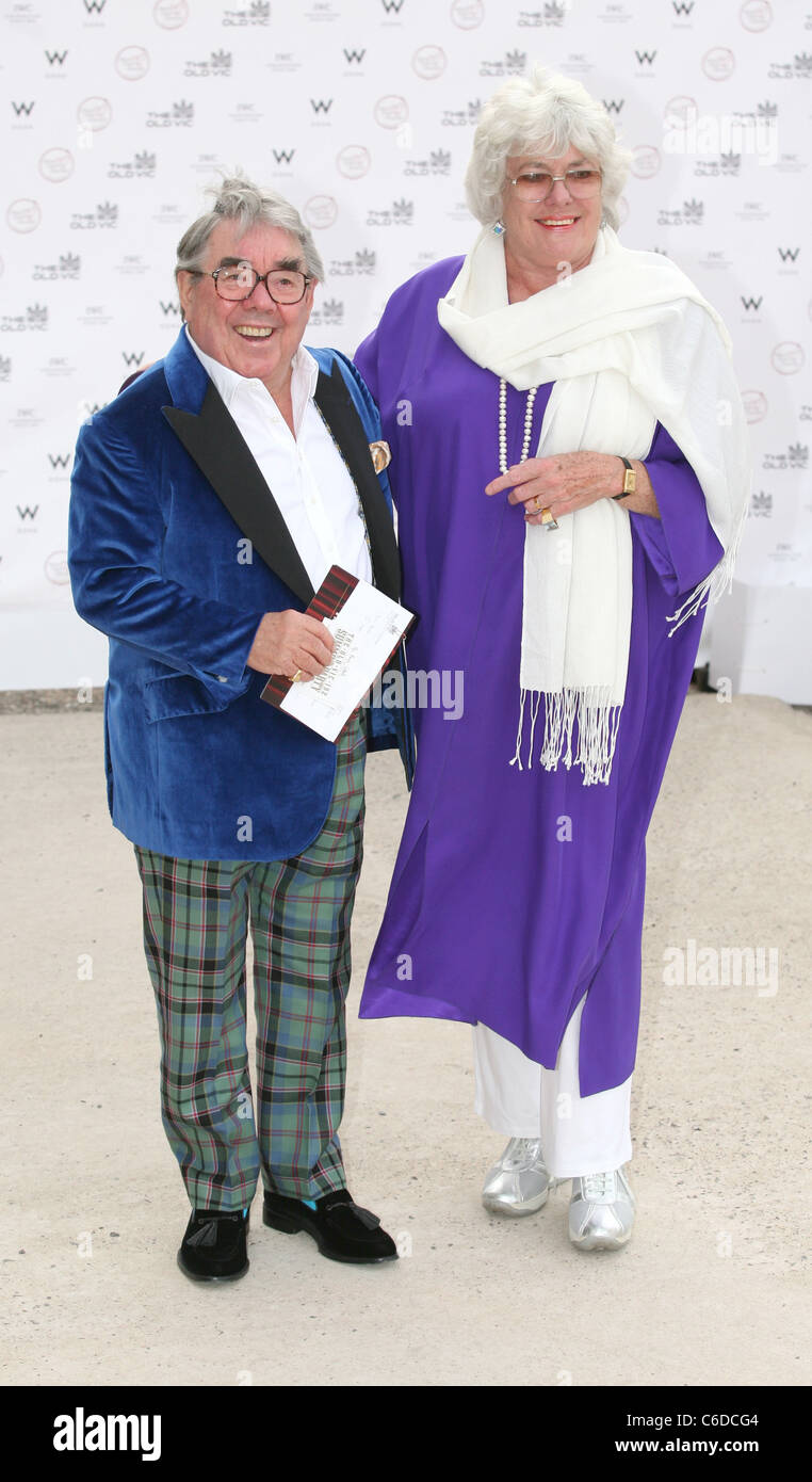 Ronnie anne corbett hi-res stock photography and images - Alamy