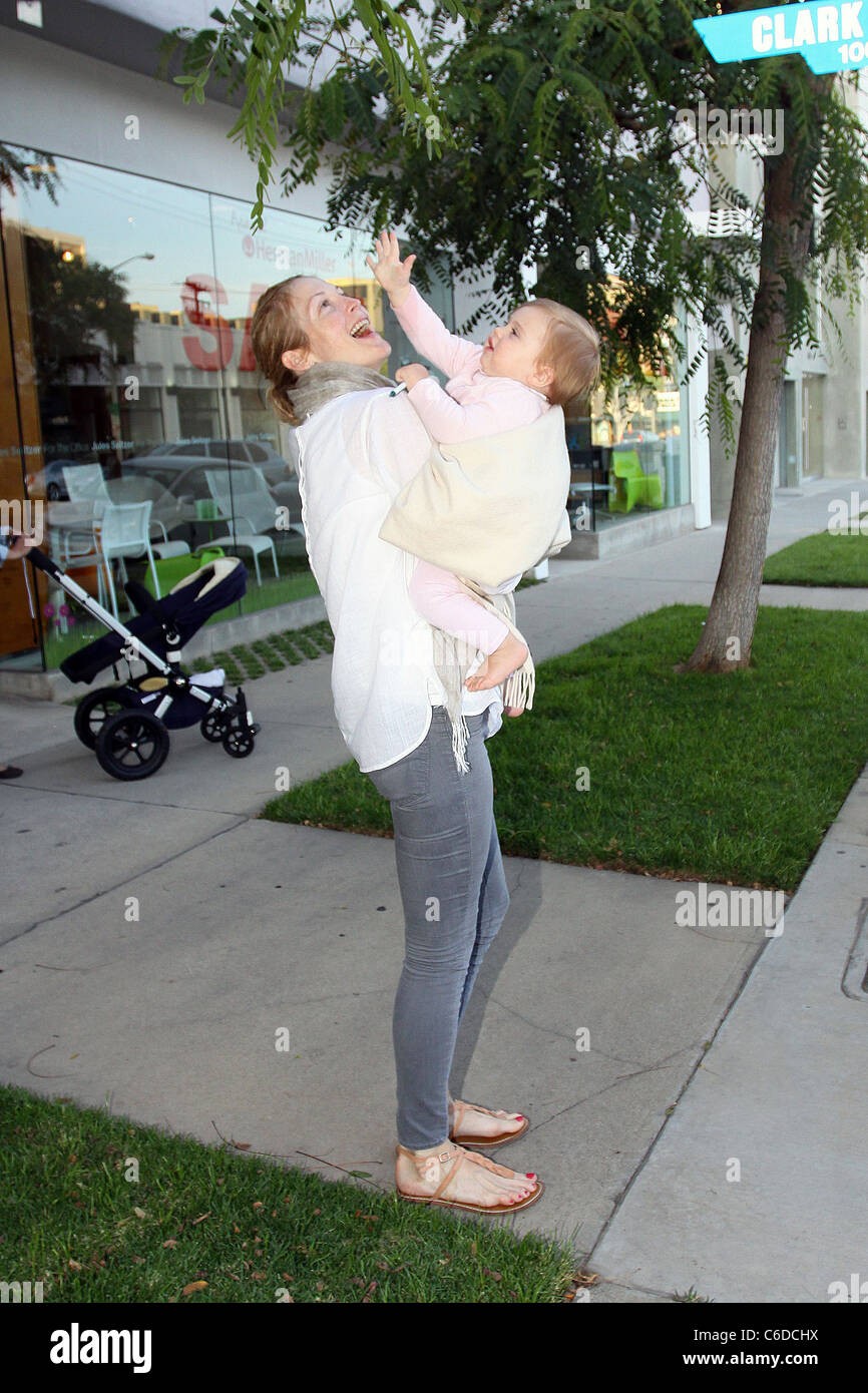 Gossip Girl' star Kelly Rutherford plays with her daughter Helena Grace ...