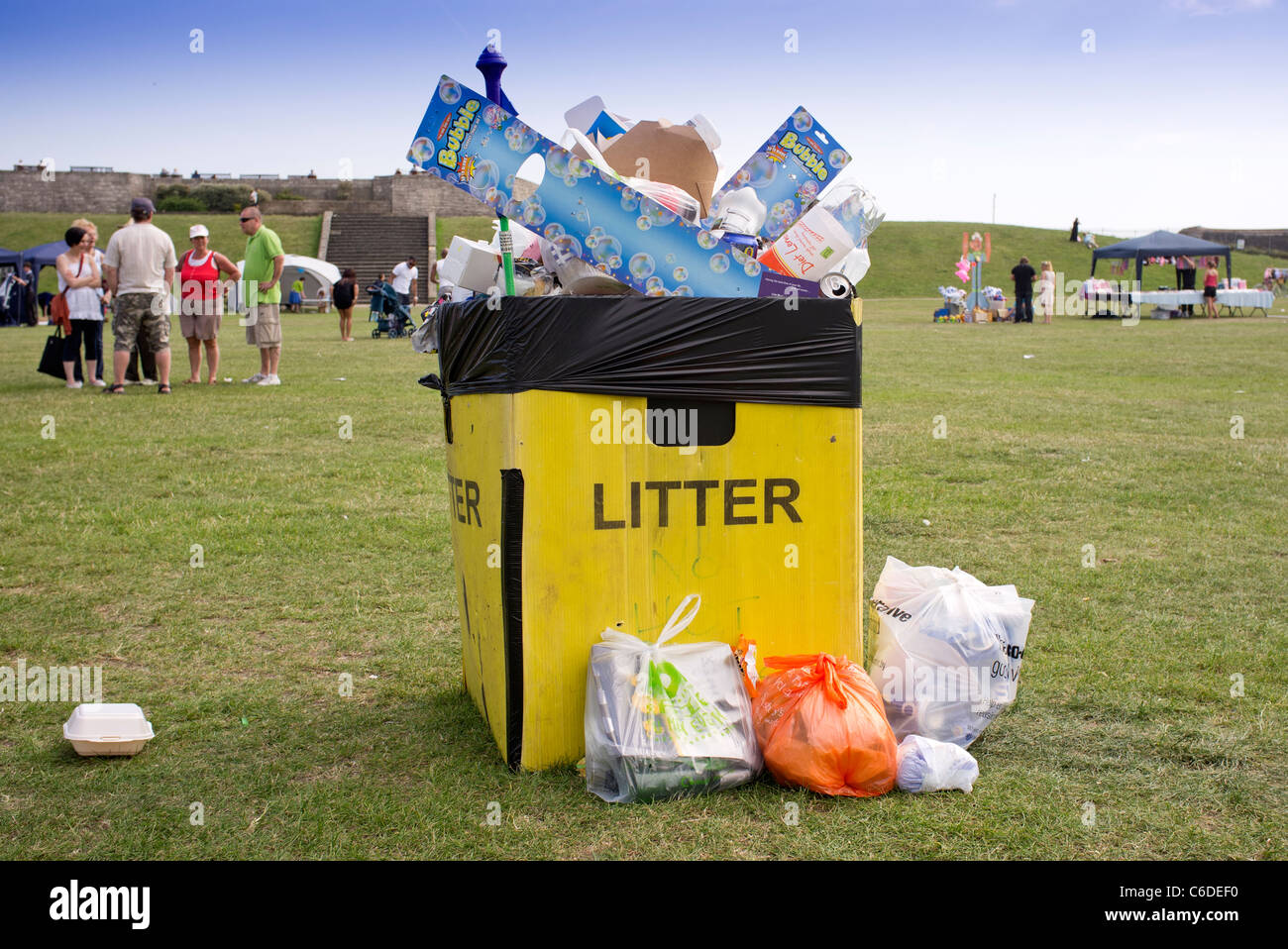 litter bin overflowing with rubbish Stock Photo - Alamy litter bin overflowing with rubbish Stock Photo - Alamy