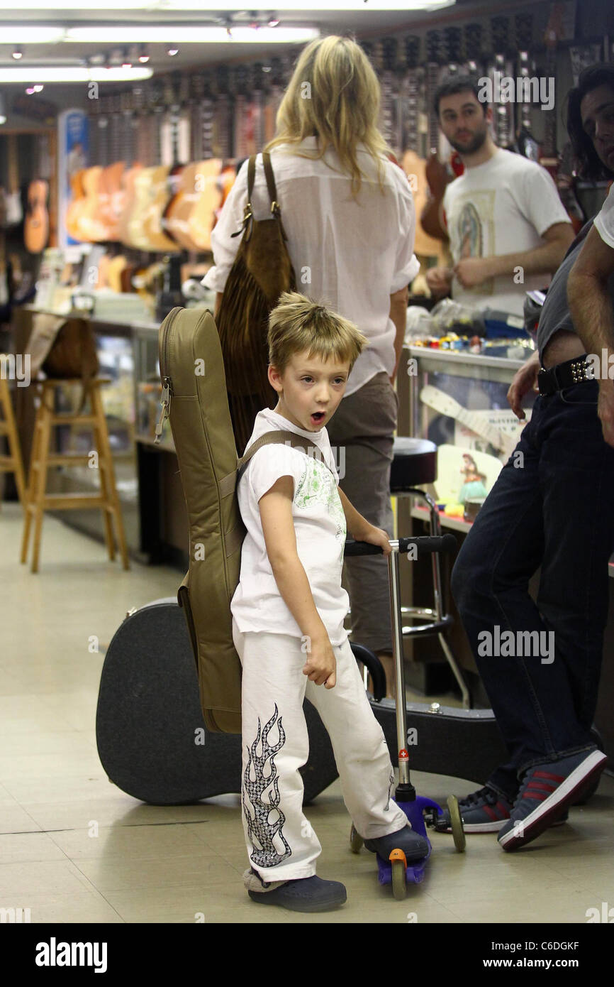 Kate hudson and son ryder robinson hi-res stock photography and images ...