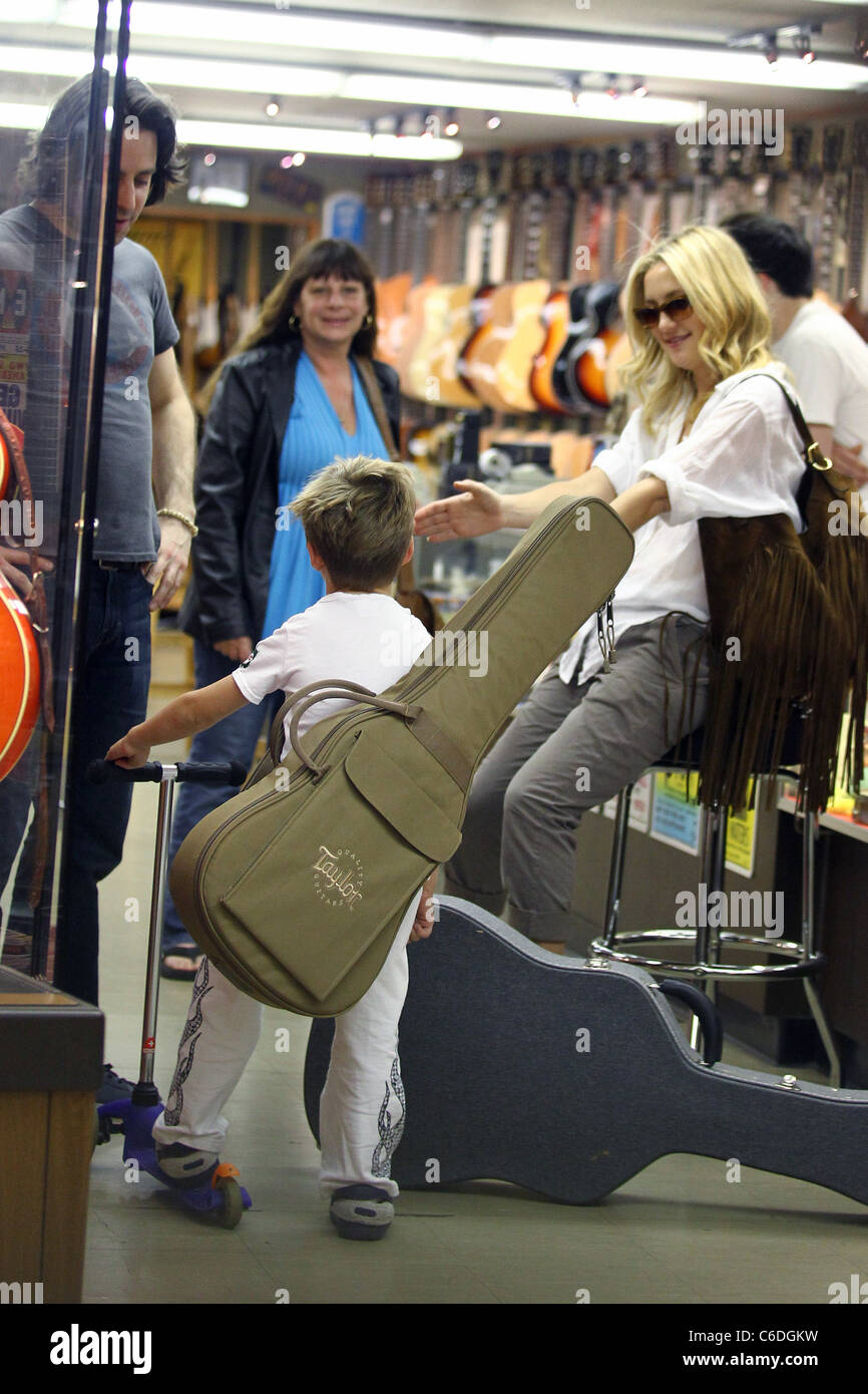 Kate hudson and son ryder robinson hi-res stock photography and images ...