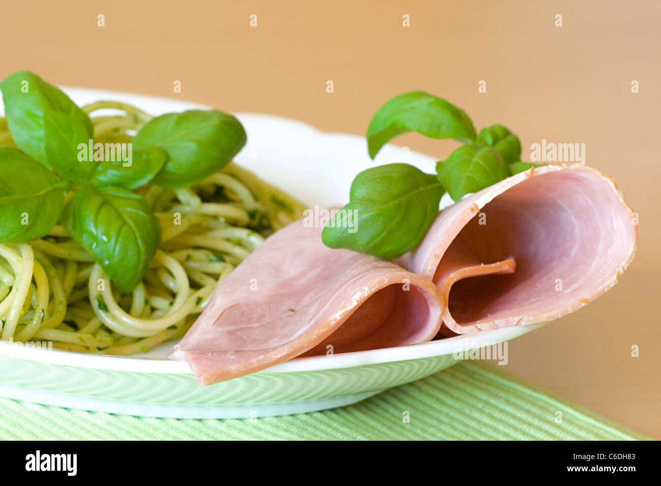 Spaghetti with ham hi-res stock photography and images - Alamy