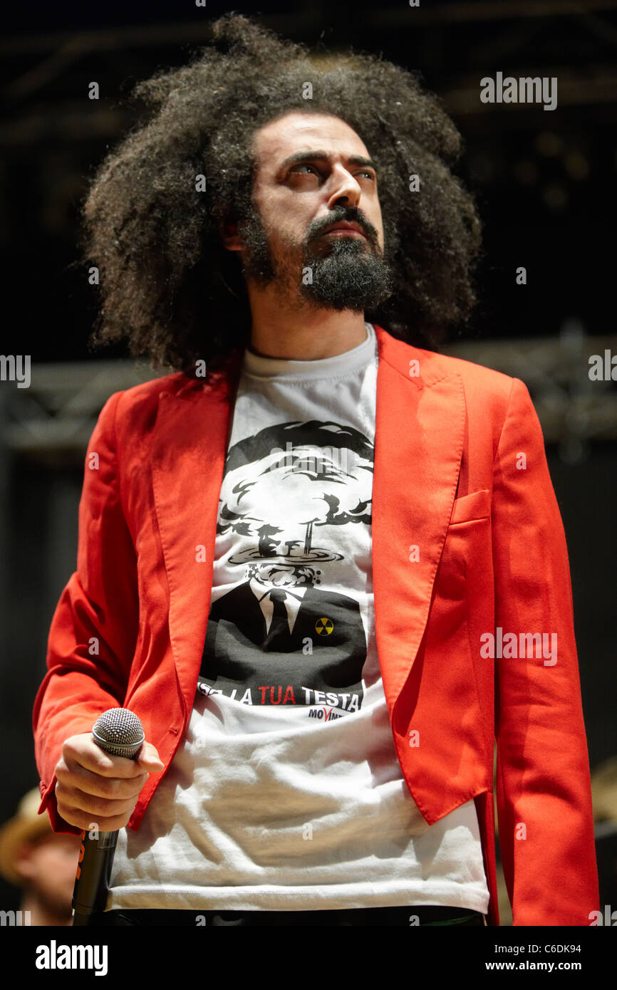 Singer long hair beard hi-res stock photography and images - Alamy