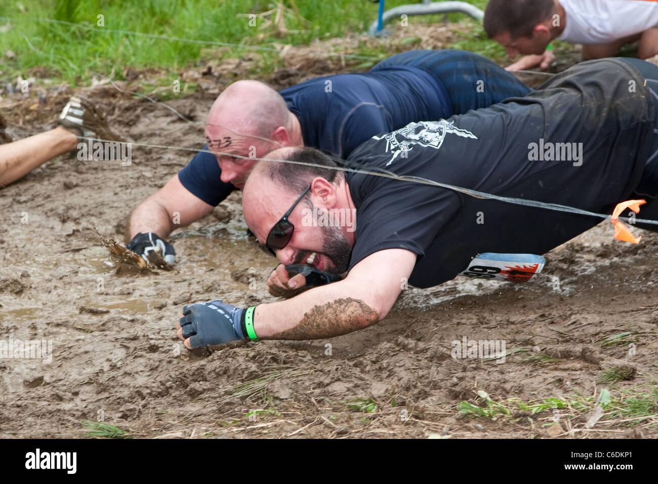 Tough mudder obstacle course contestants hi-res stock photography and ...
