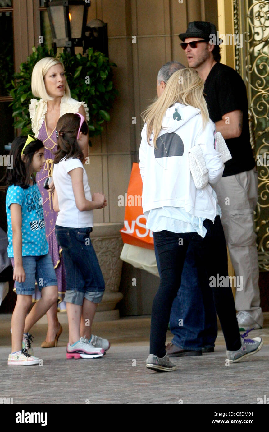 Tori Spelling and Dean McDermott Celebrities leaving a gifting suite ...