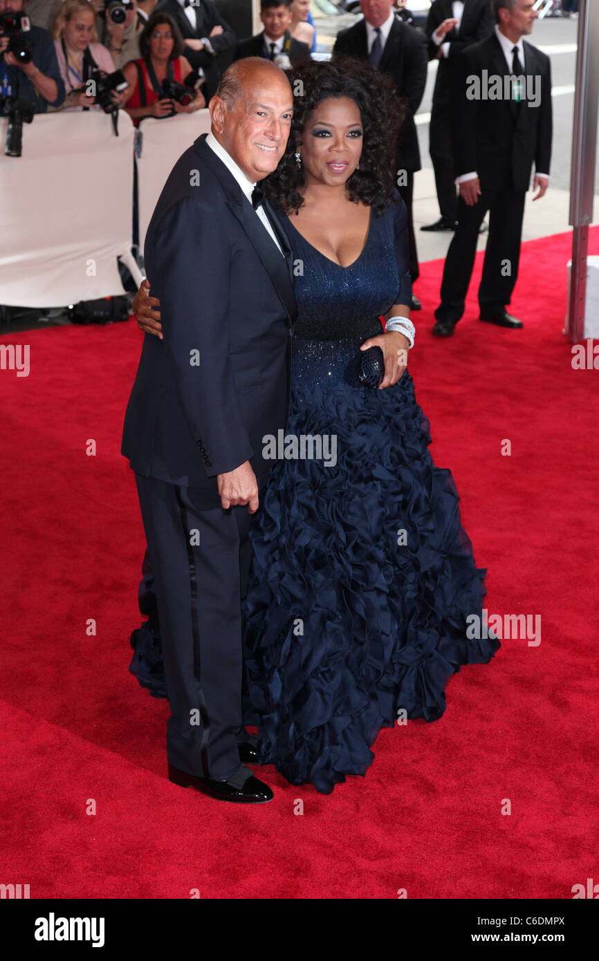 Oprah Winfrey and Oscar de la Renta The Costume Institute Gala Benefit ...