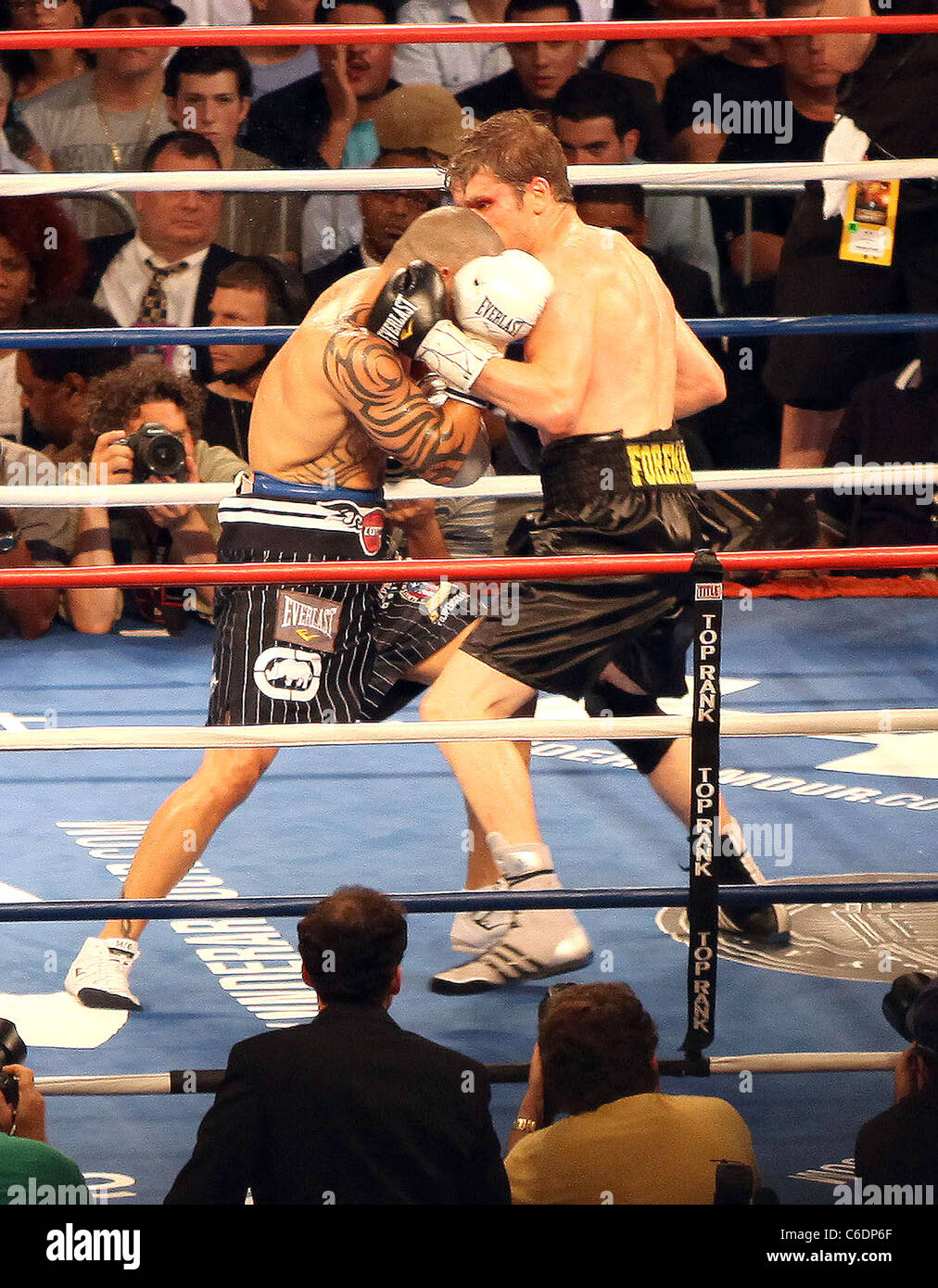 Miguel Cotto beats junior middleweight champ Yuri Foreman in the 9th ...