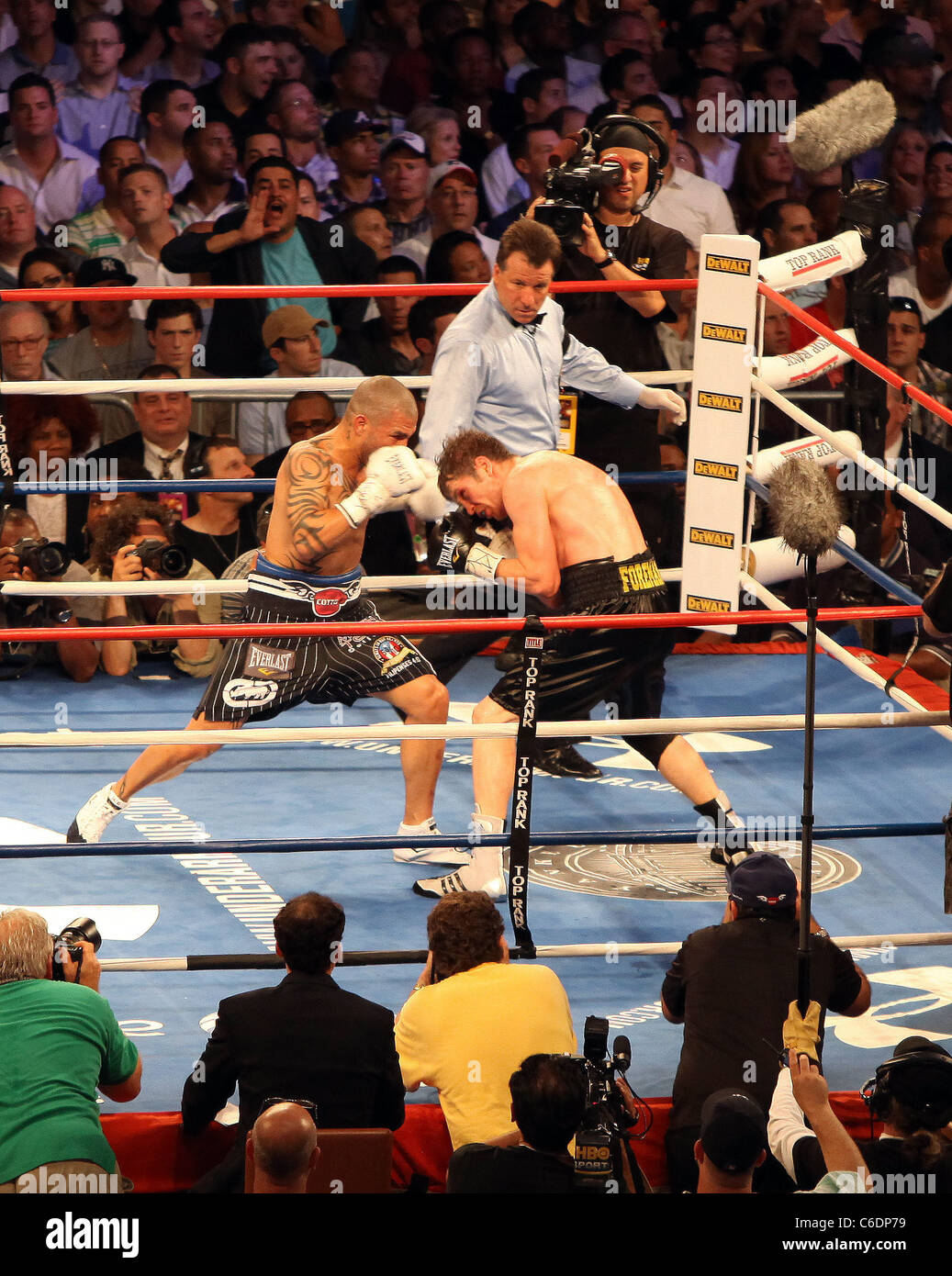 Miguel Cotto beats junior middleweight champ Yuri Foreman in the 9th ...