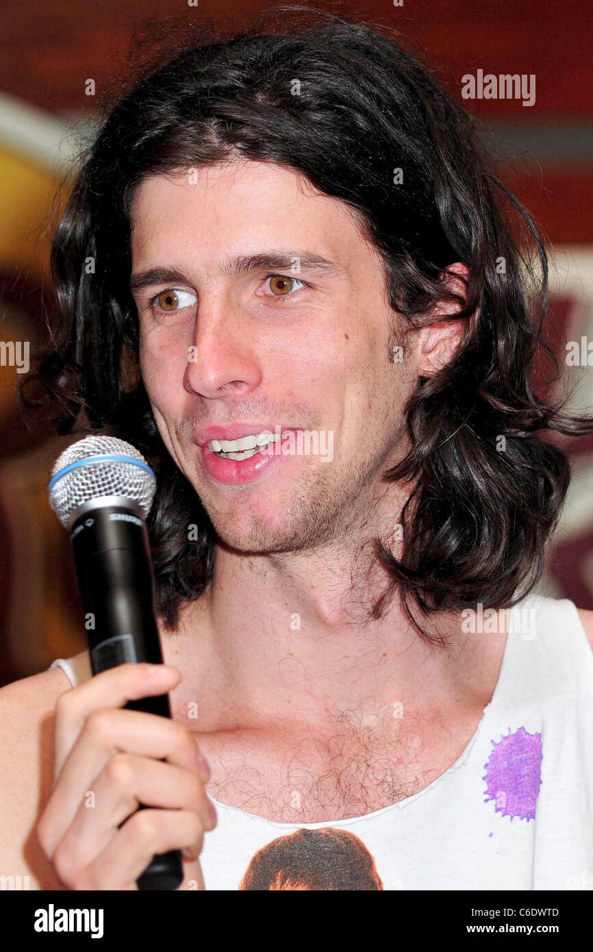 Nathaniel Motte Y-100 meet and greet event held at the Seminole Hard ...