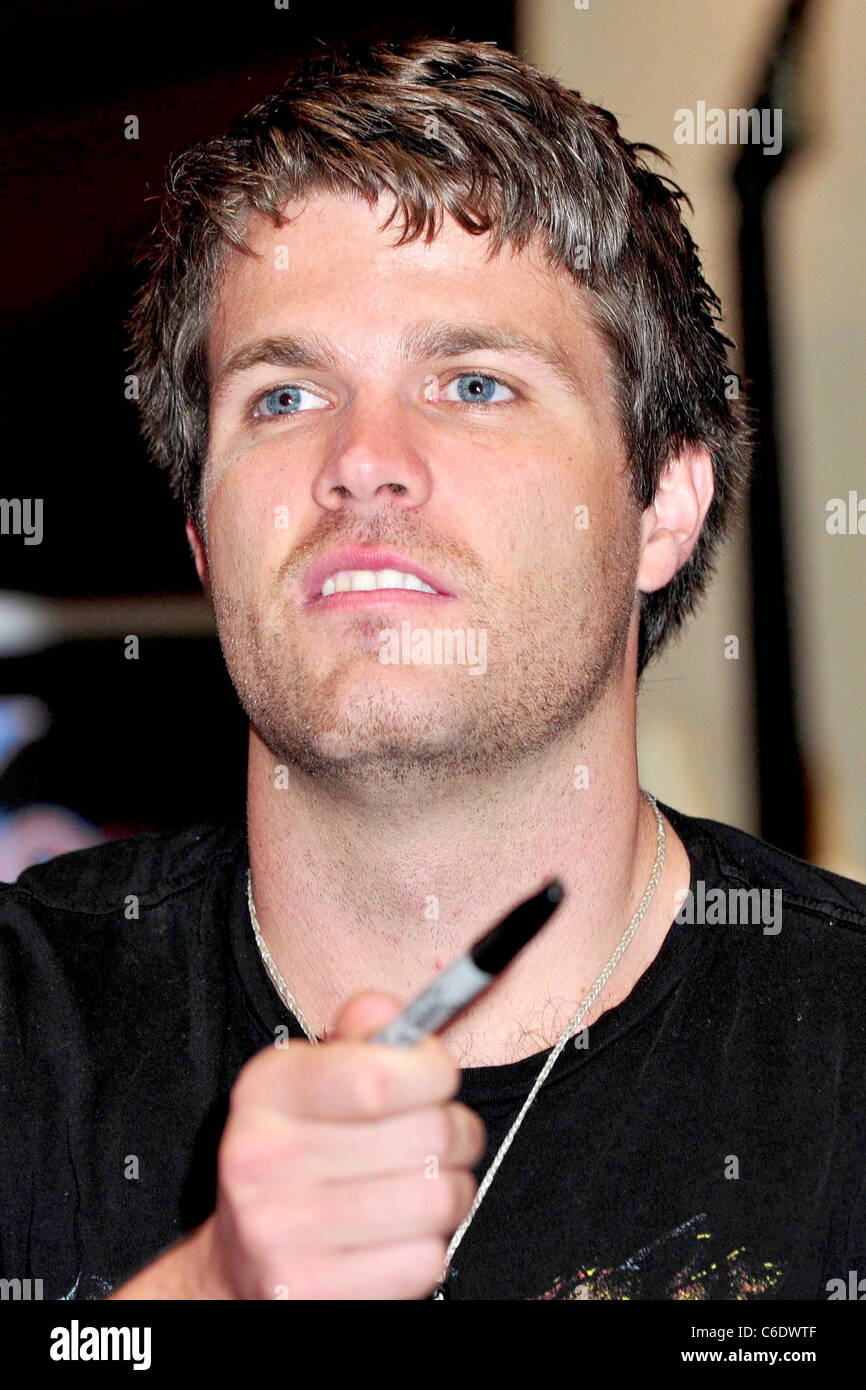 Sean Foreman Y-100 meet and greet event held at the Seminole Hard Rock ...