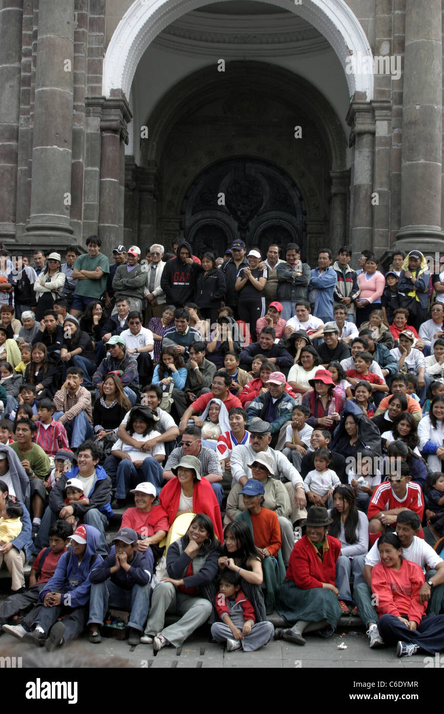 Crowd watching a street performer in the Plaza de la Independencia ...