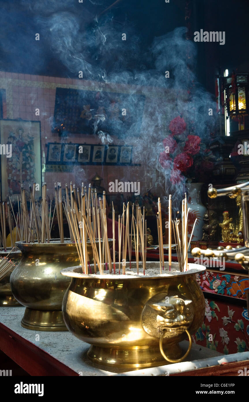 Incense burning in the taoist Sze Ya Temple, oldest temple in Chinatown ...