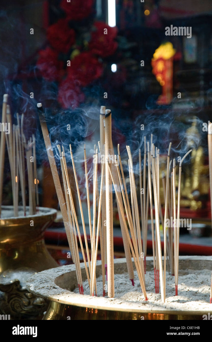 Incense burning in the taoist Sze Ya Temple, oldest temple in Chinatown ...