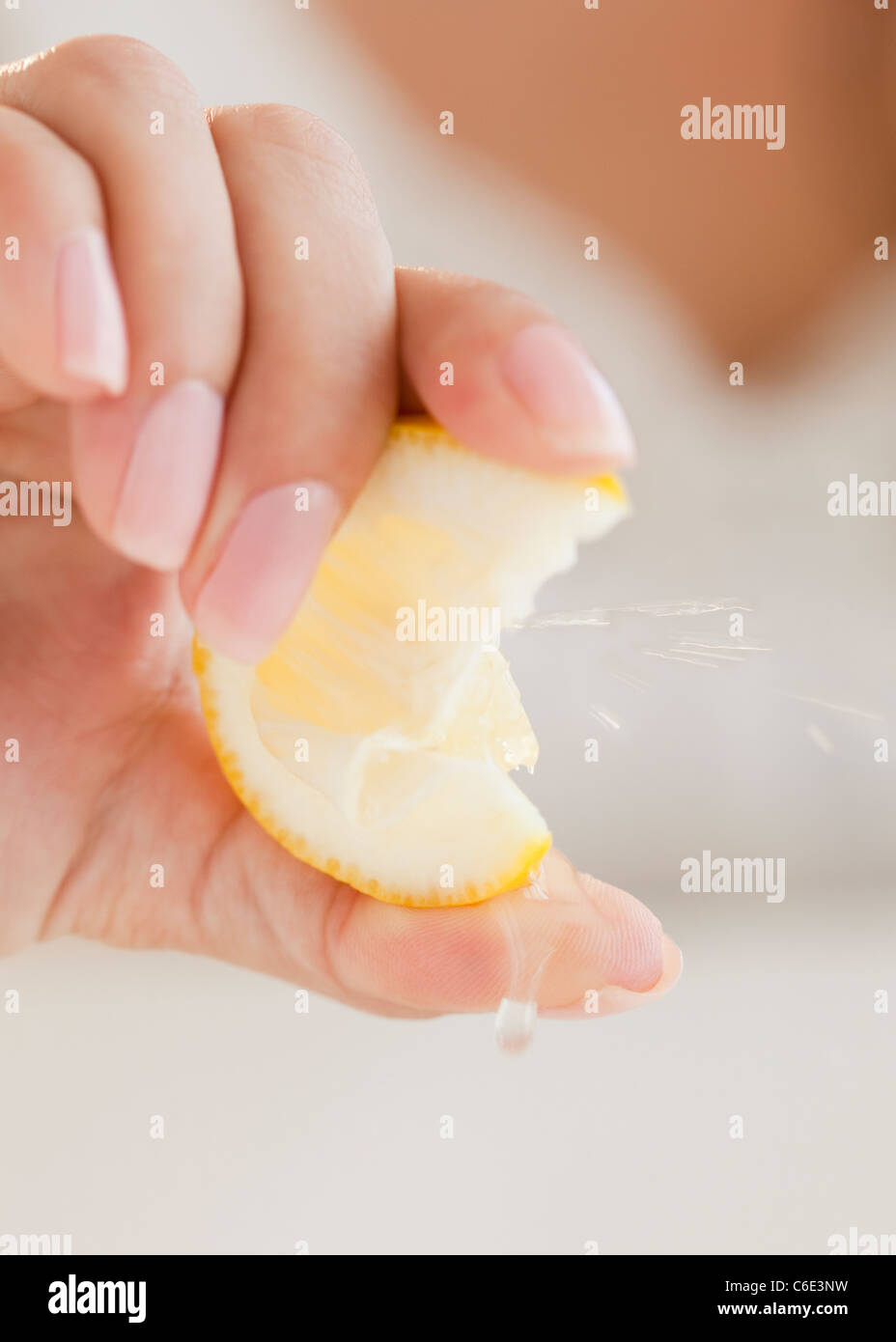Hand squeezing lemon juice hi-res stock photography and images - Alamy