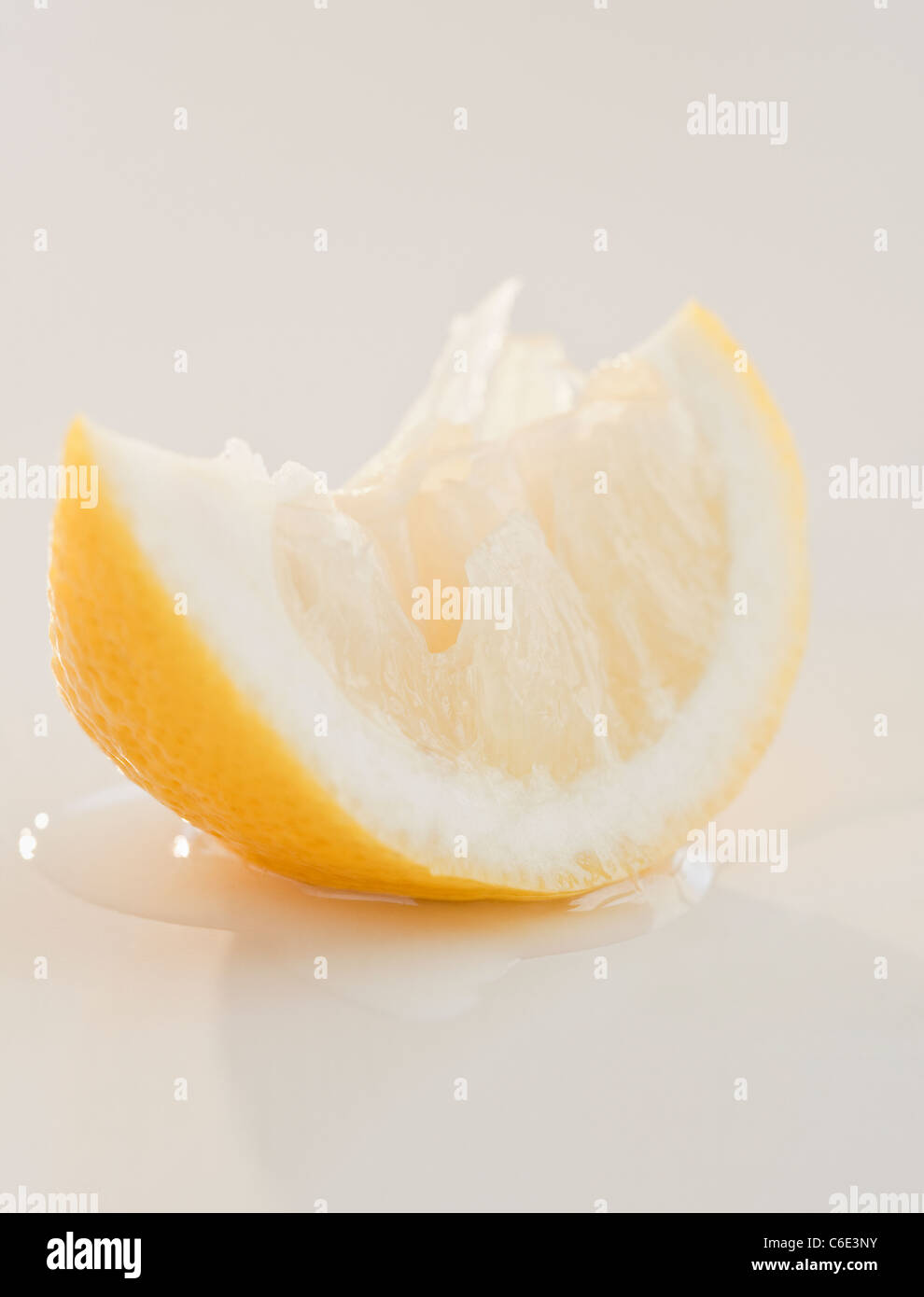 Squeezed lemon slice hi-res stock photography and images - Alamy