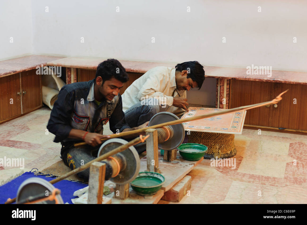 India factory workers hi-res stock photography and images - Alamy
