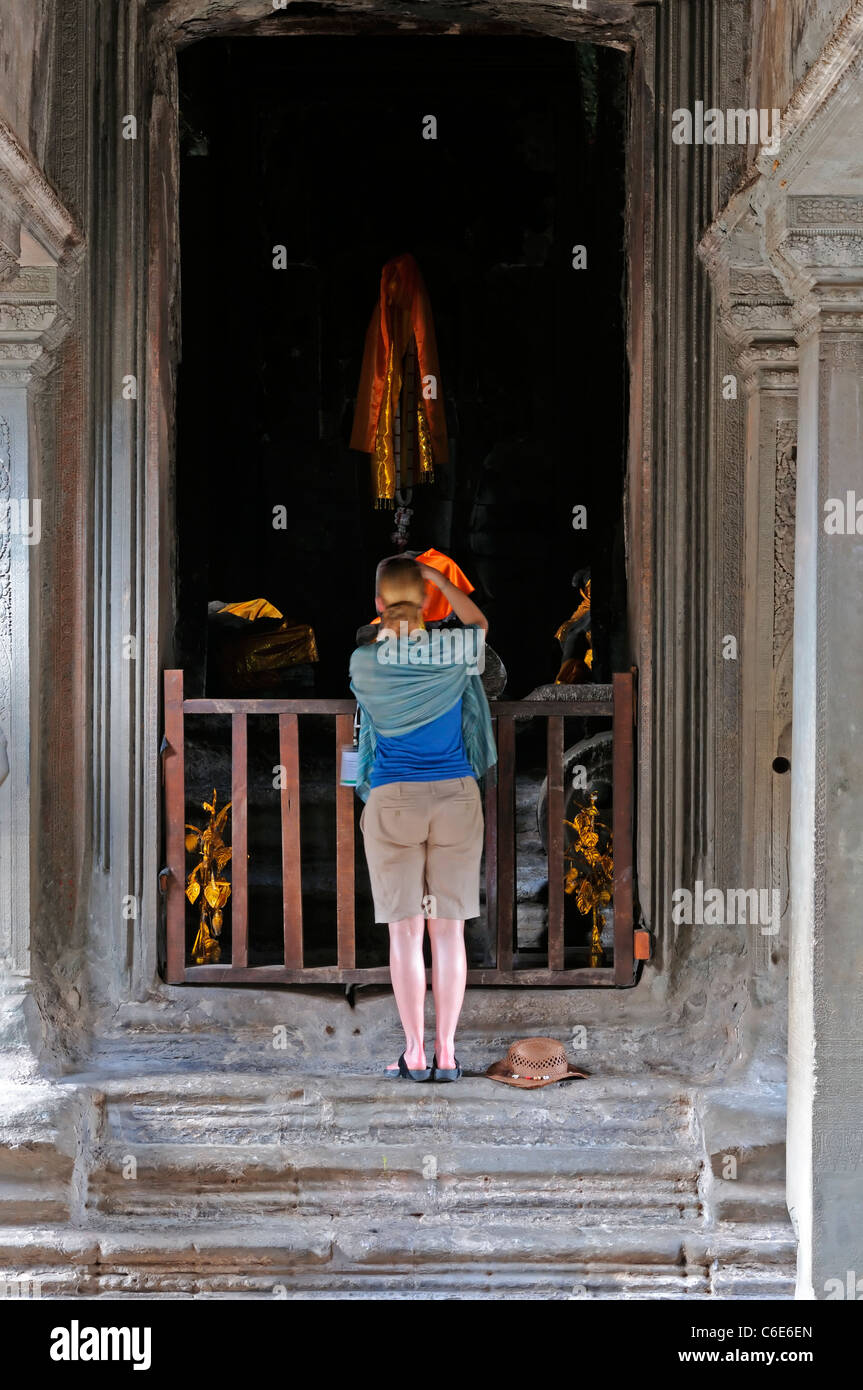 Angkor wat Preah Poan hall of a thousand buddhas statues robed robes ...
