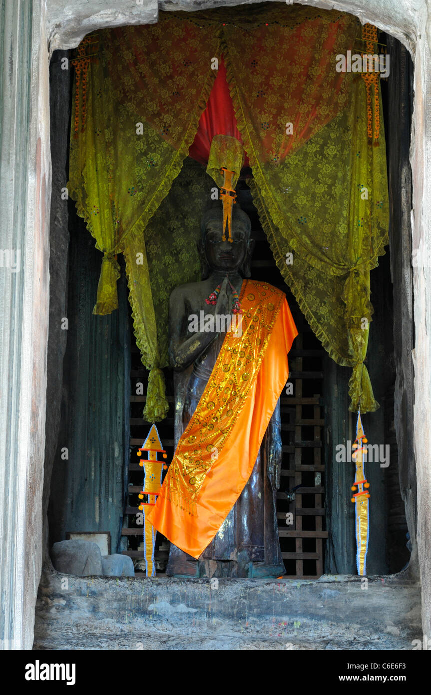 Angkor wat Preah Poan hall of a thousand buddhas statues robed robes ...