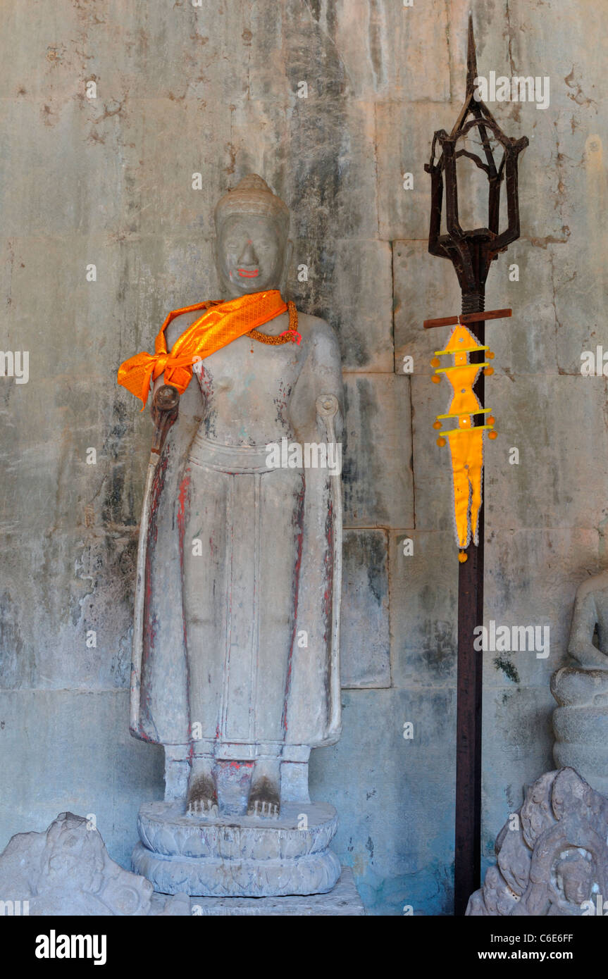 Angkor wat Preah Poan hall of a thousand buddhas statues robed robes ...
