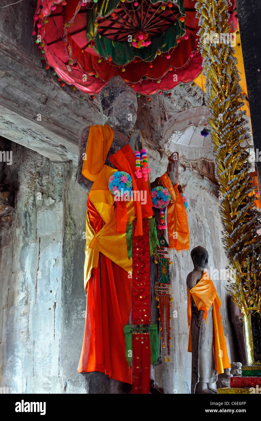 Angkor wat Preah Poan hall of a thousand buddhas statues robed robes ...