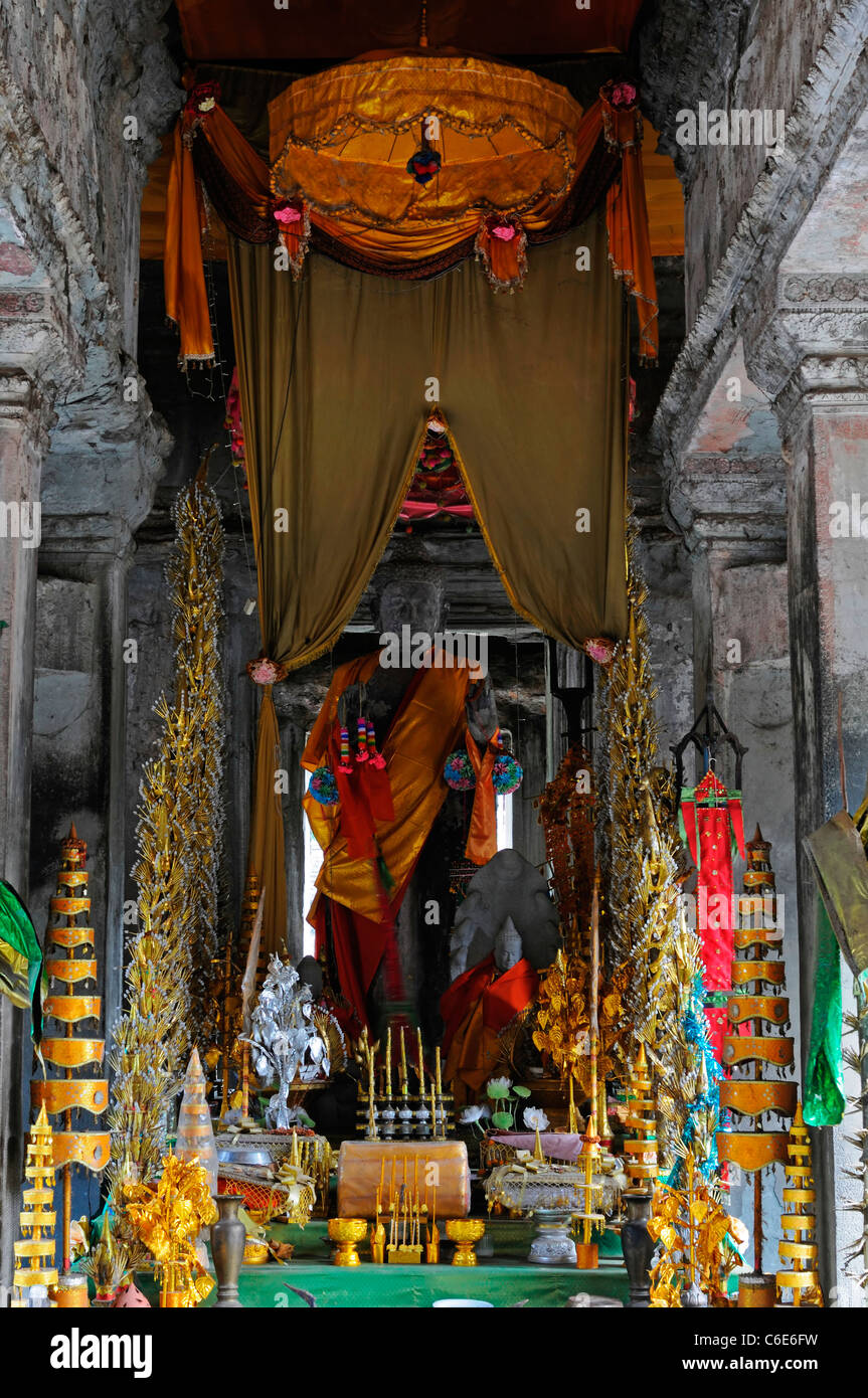 Angkor wat Preah Poan hall of a thousand buddhas statues robed robes ...