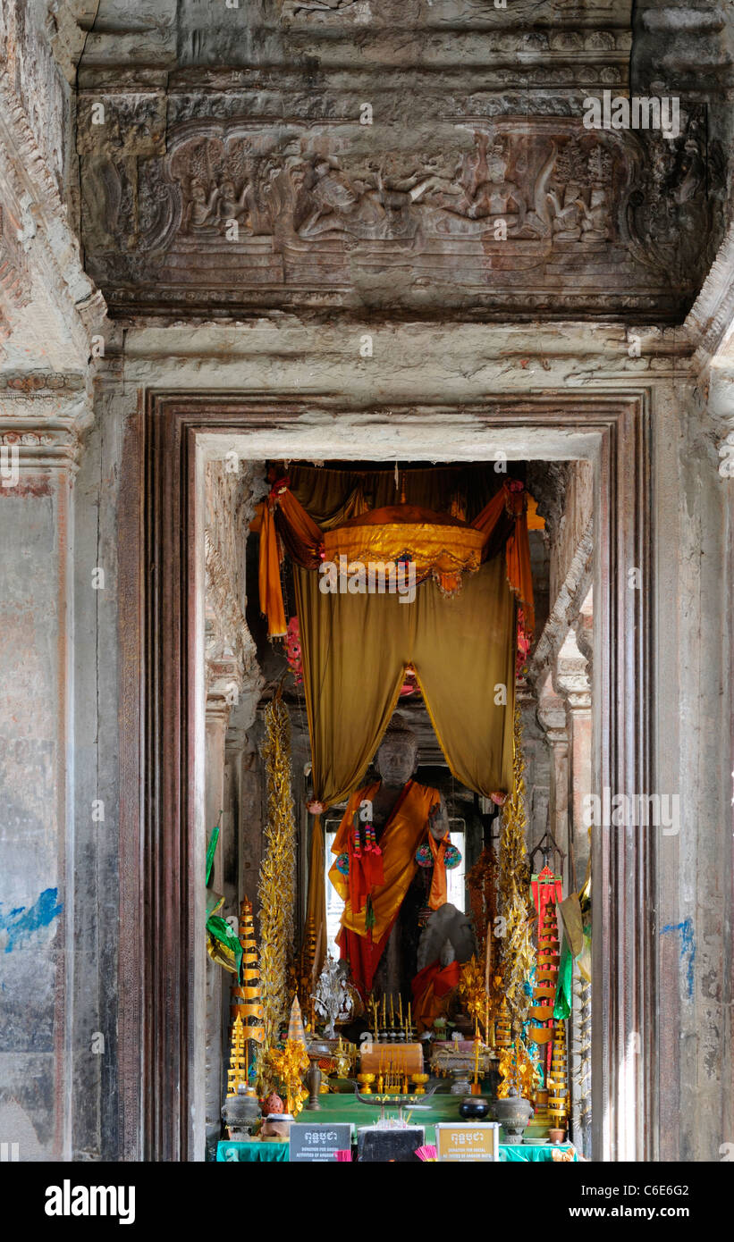 Angkor wat Preah Poan hall of a thousand buddhas statues robed robes ...