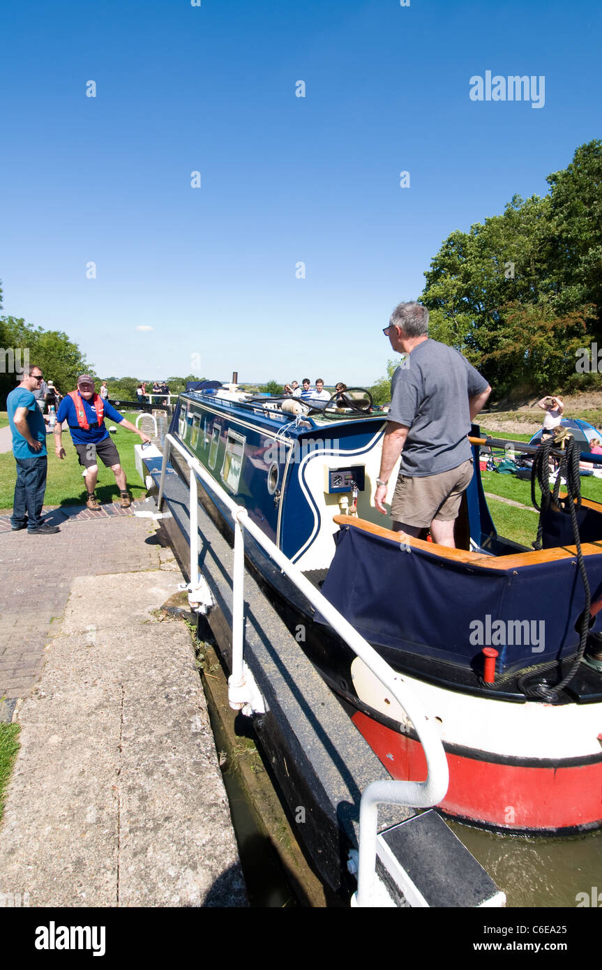 Narrowboat passing through lock hi-res stock photography and images - Alamy