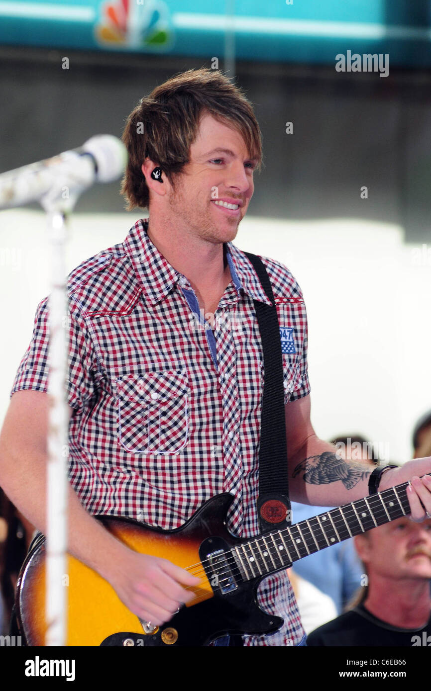 Joe Don Rooney Rascal Flatts perform on NBC's 'Today' in Rockefeller ...