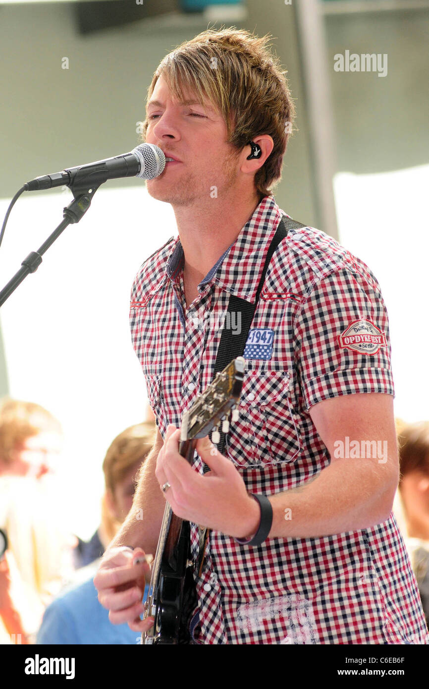 Joe Don Rooney Rascal Flatts perform on NBC's 'Today' in Rockefeller ...