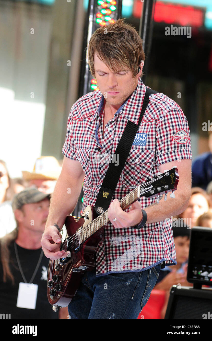 Joe Don Rooney Rascal Flatts perform on NBC's 'Today' in Rockefeller ...